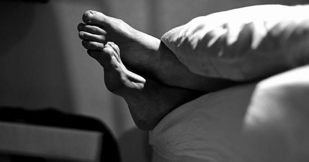 Pourquoi je sors mes pieds du lit la nuit